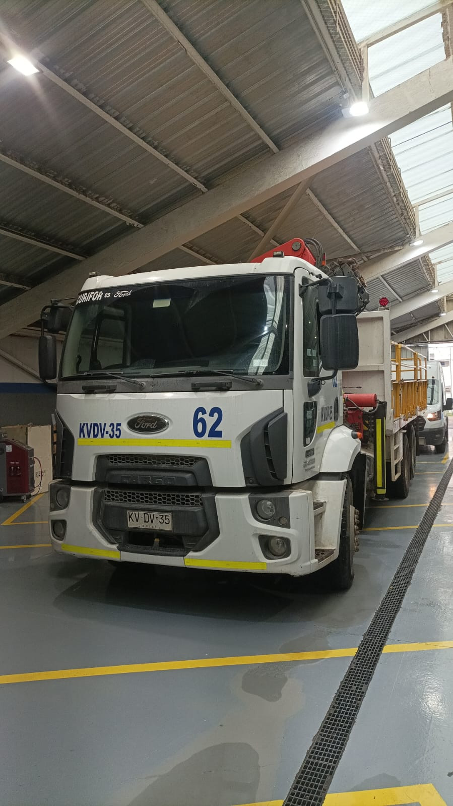 Camión Pluma FordCargo 2429 6x2 AT - 2019 8 TON.